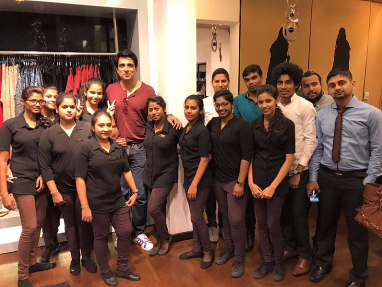 Aviraté unveils Christmas collection to its diva customers - Adaderana ...